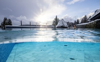 Piscina interior, piscina exterior, guarda-sóis, espreguiçadeiras 