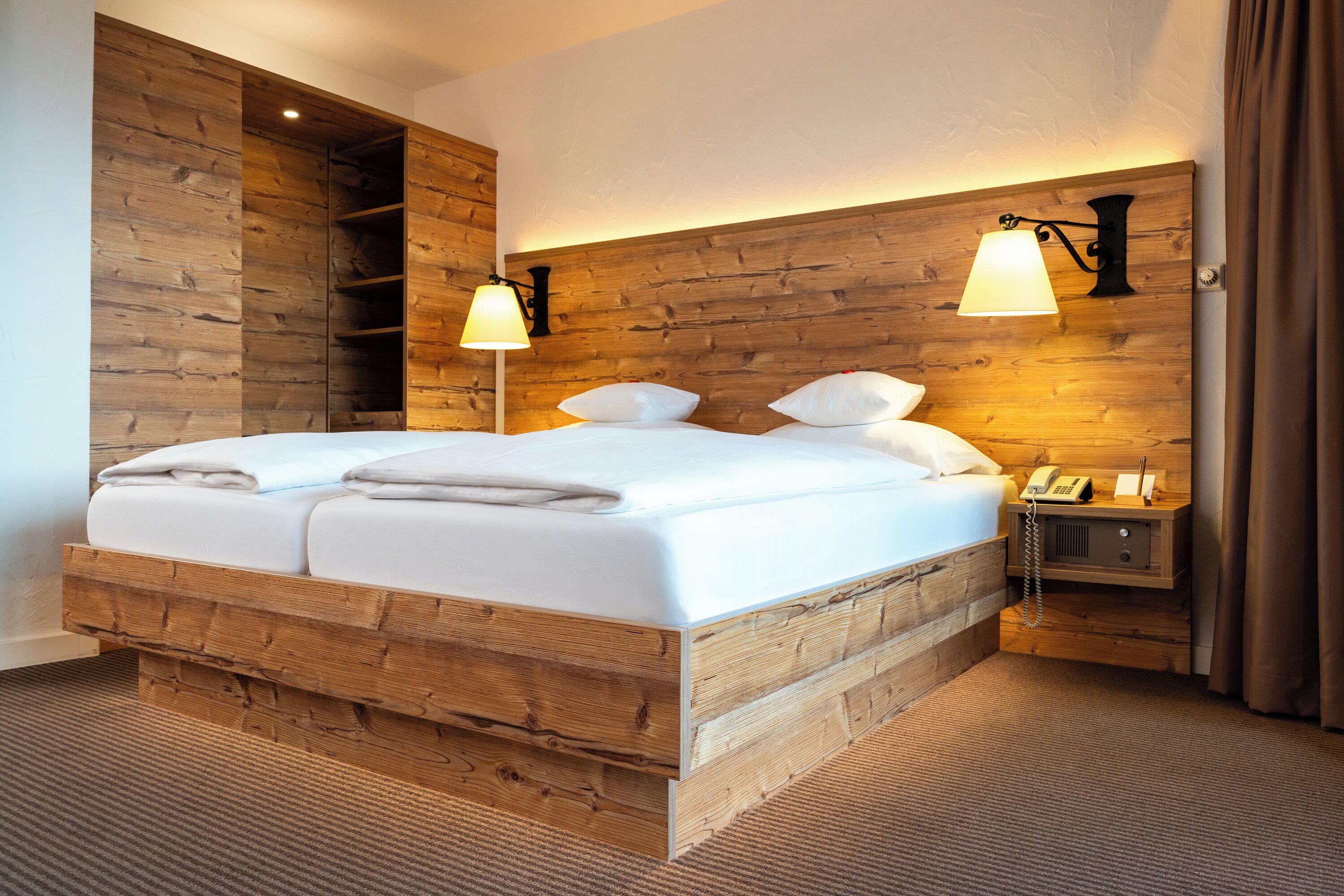 Quarto casal conforto | Roupas de cama antialérgicas, frigobar, cofres nos quartos