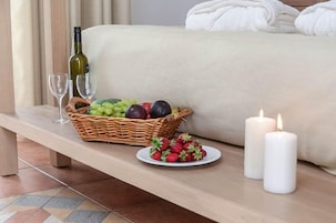 Quarto lua de mel | Comodidades do banheiro | Produtos de toalete biodegradáveis, secador de cabelo, chinelos