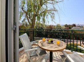 Quarto Duplo ou Twin Standard | Cofre com capacidade para portátil, com decoração personalizada 