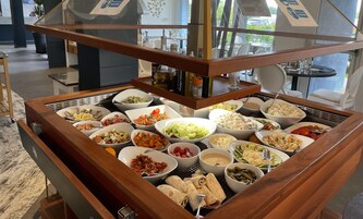 Buffet com diversos pratos e acompanhamentos.