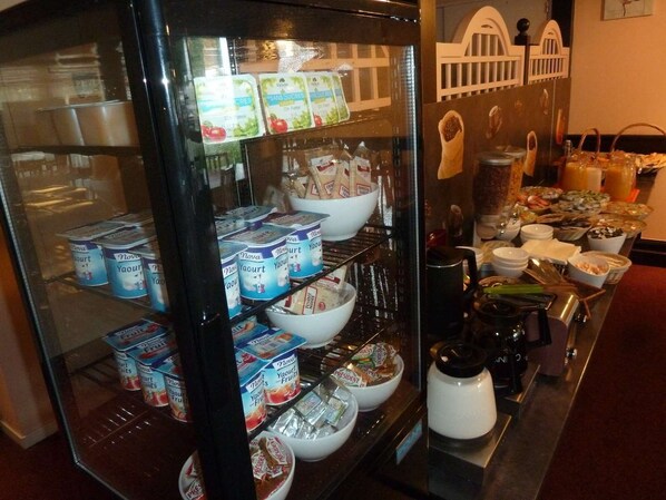 Pequeno-almoço tipo buffet diário (8 EUR por pessoa)