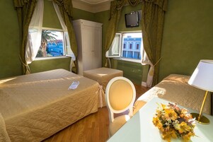 Quarto Triplo Comfort | Roupa de alta qualidade, camas de colchão viscoelástico, minibar 