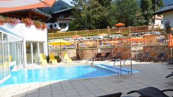 Piscina interna, piscina externa, guarda-sóis