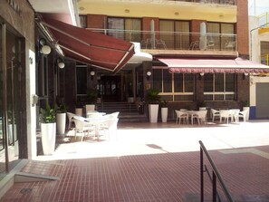 Pequenos-almoços, almoços, jantares servidos, cozinha mediterrânica