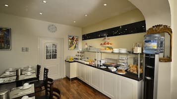 Café da manhã com buffet grátis todos os dias