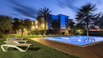 Piscina exterior sazonal, da(s) 10:00 à(s) 22:00, guarda-sóis