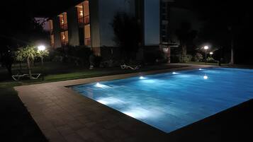 Piscina exterior sazonal, da(s) 10:00 à(s) 22:00, guarda-sóis