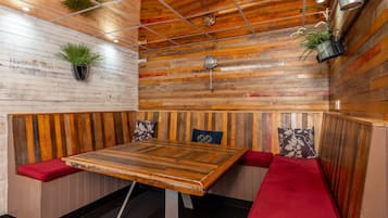 Private 14-Person Ensuite Suite | Área de estar