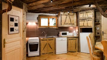 Casa, 3 quartos | Cozinha privada | Um frigorífico, um micro-ondas, uma torradeira, uma cadeira de bebé