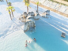 Piscina interna, funciona das 10h às 20h, guarda-sóis