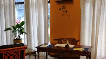 Roupa de alta qualidade, minibar, secretária, quartos insonorizados