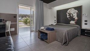 Secretária, cortinas/cortinados opacos, ferro/tábua de engomar 