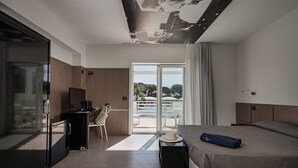 Secretária, cortinas/cortinados opacos, ferro/tábua de engomar 