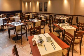 Pequeno-almoço tipo buffet diário incluído 