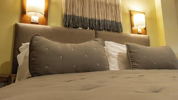 Quarto triplo standard, 1 quarto | 6 quartos, roupas de cama premium, frigobar, cofres nos quartos
