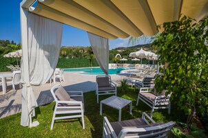 Terraço com espreguiçadeiras