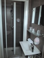 Quarto Triplo | Casa de banho | Artigos de higiene pessoal grátis 