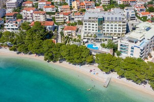 Uma praia privada, espreguiçadeiras, guarda-sóis de praia 
