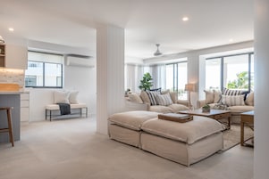 Apartamento Superior, 2 quartos (Waterfront) | Sala de estar | Televisor, leitor de DVD