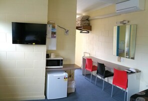 Quarto Familiar, não fumadores (Family Triple/Quad Room) | Secretária, cortinas/cortinados opacos, ferro/tábua de engomar