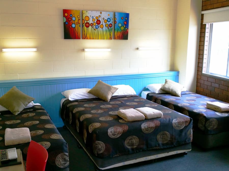 Quarto Familiar, não fumadores (Family Triple/Quad Room) | Secretária, cortinas/cortinados opacos, ferro/tábua de engomar