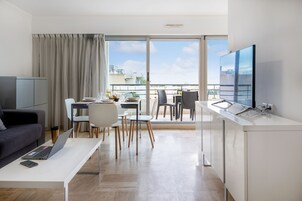 Apartamento Superior, 1 quarto, vista para o mar, em frente ao mar | Sala de estar | Televisor LED de 43 polegadas com canais digitais, televisor 