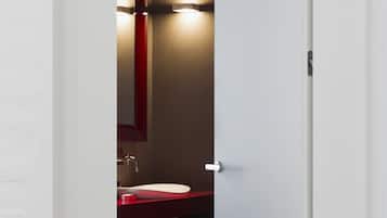 Quarto casal luxo, vista para a cidade | Banheiro | Produtos de toalete de grife, secador de cabelo, roupões de banho