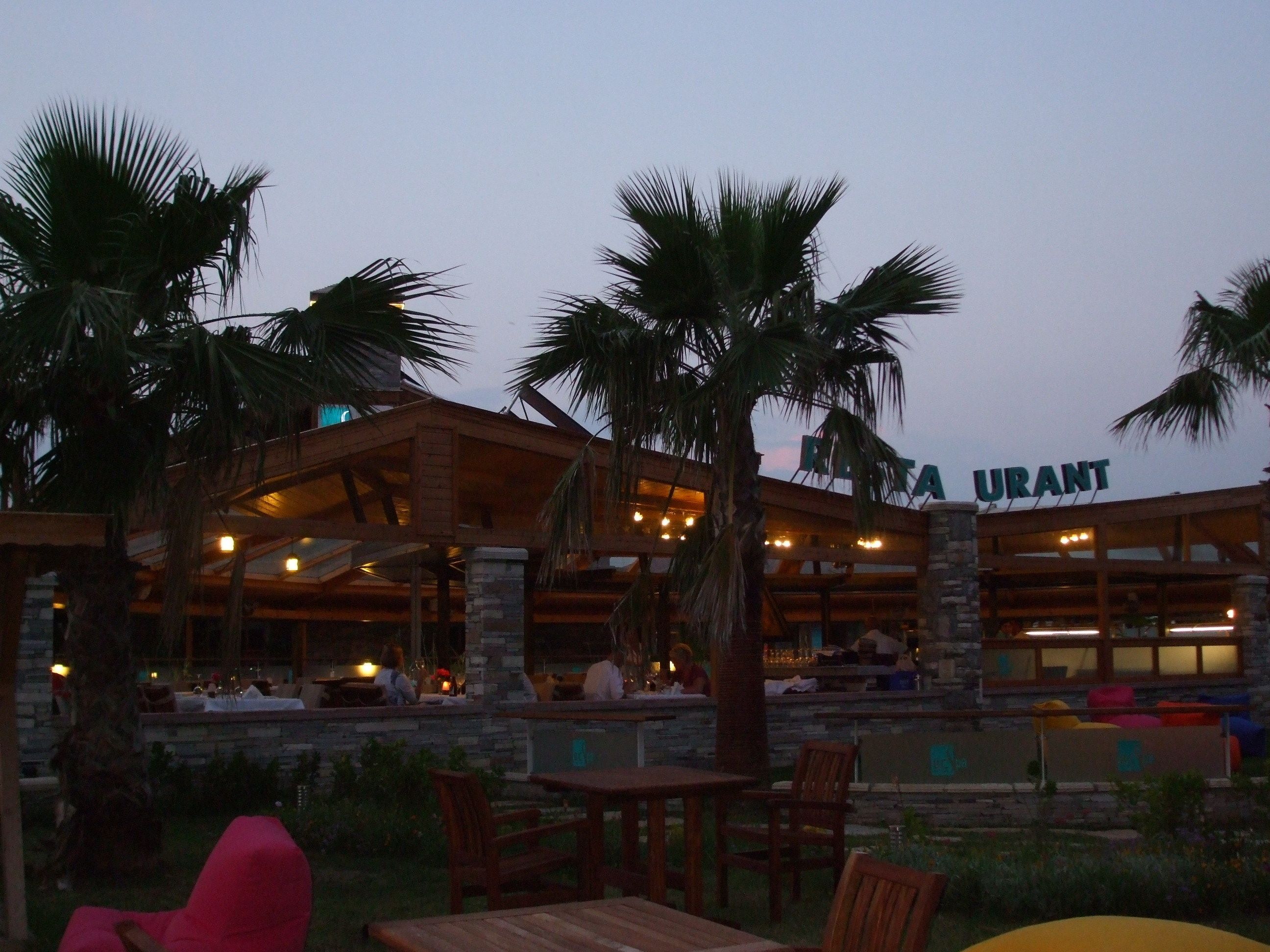 Pequenos-almoços, almoços, jantares servidos, junto à piscina 