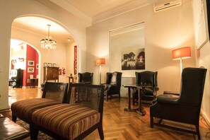 Área de estar no saguão