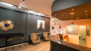 Cofre no quarto, secretária, quartos insonorizados
