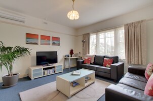 Casa de campo (Three Bedroom Home – Amy Cottage) | Área de estar | TV de tela plana 40 polegadas com canais digitais, TV LCD, lareira