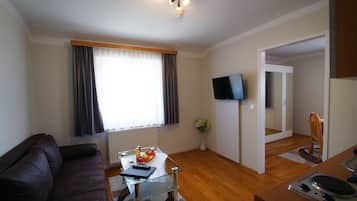 Apartamento Panorâmico, 1 quarto, kitchenette, Vista para a cidade | Sala de estar | Televisor de 32 polegadas com canais via satélite