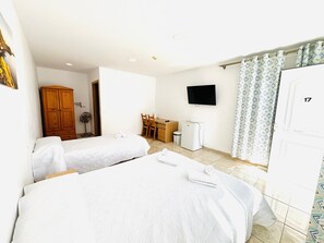 Minibar, cofre no quarto, com mobília individualizada, secretária 