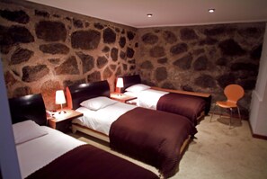 Quarto Triplo Económico | Camas desdobráveis, Wi-fi grátis, acesso para cadeira de rodas