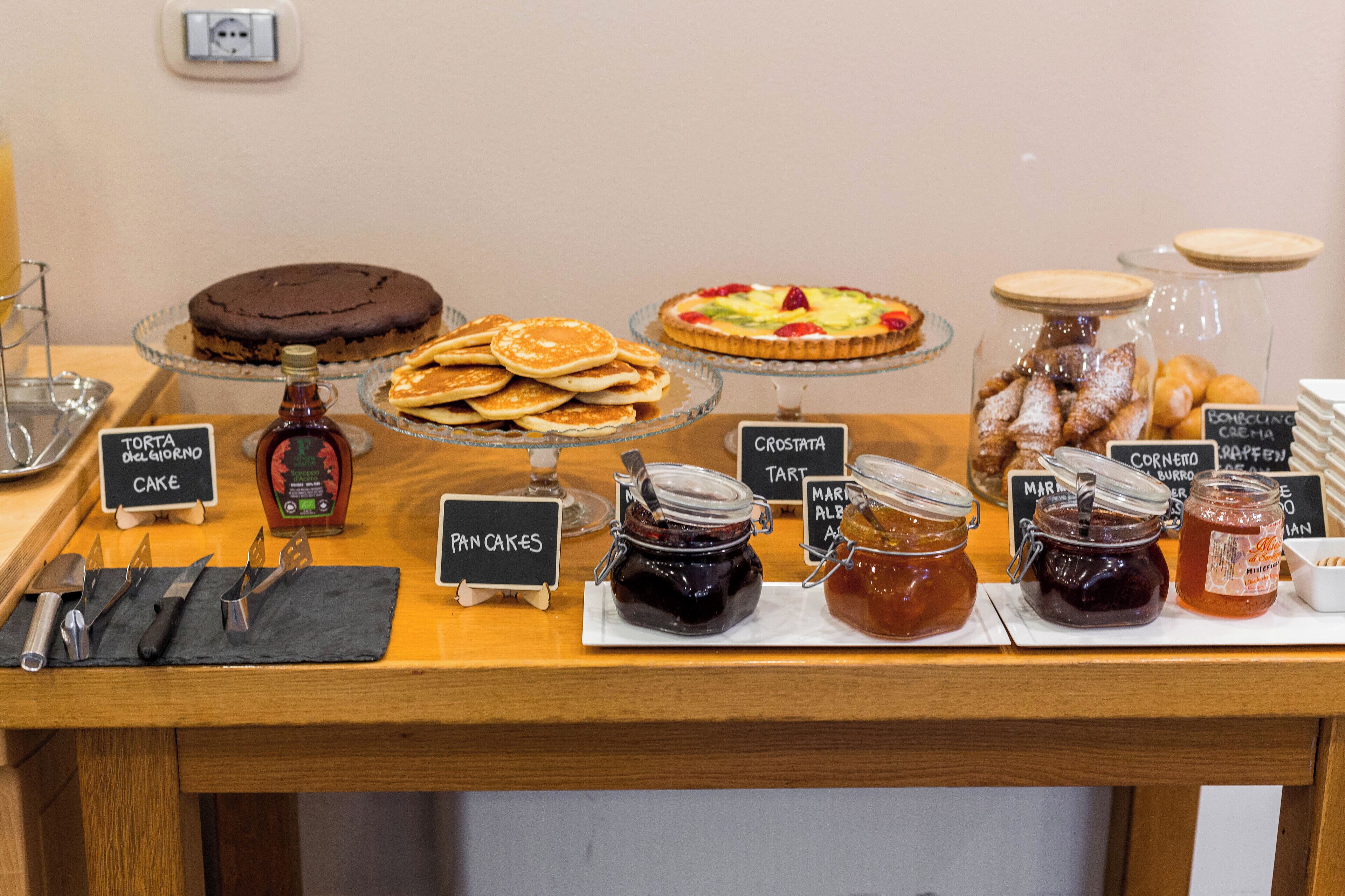 Vitrine de uma padaria com diversos doces, bolos e geleias.