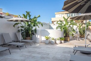 Piscina externa sazonal, funciona das 11h às 19h, guarda-sóis