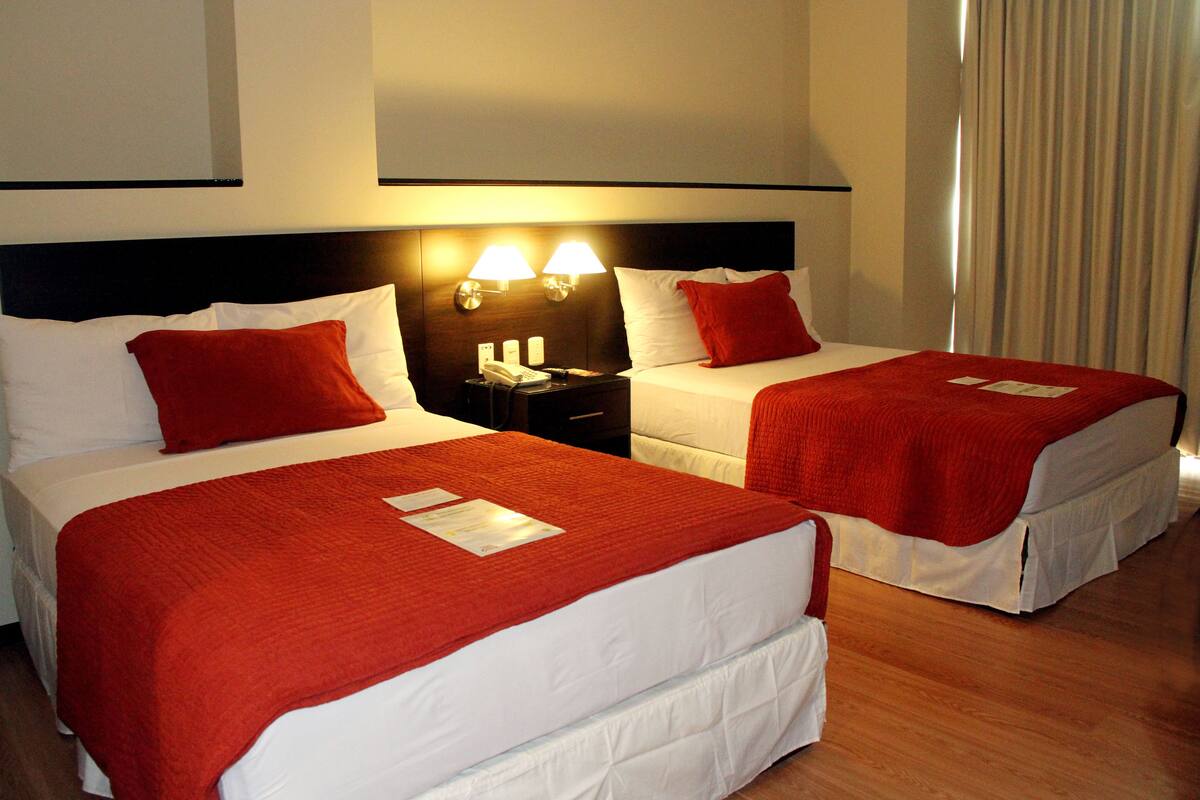 Quarto duplo luxo, 2 camas de casal | Roupas de cama premium, camas com colchões pillow-top