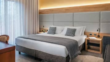 Quarto quádruplo conforto | Frigobar, escrivaninha, berços (sobretaxa), Wi-Fi de cortesia