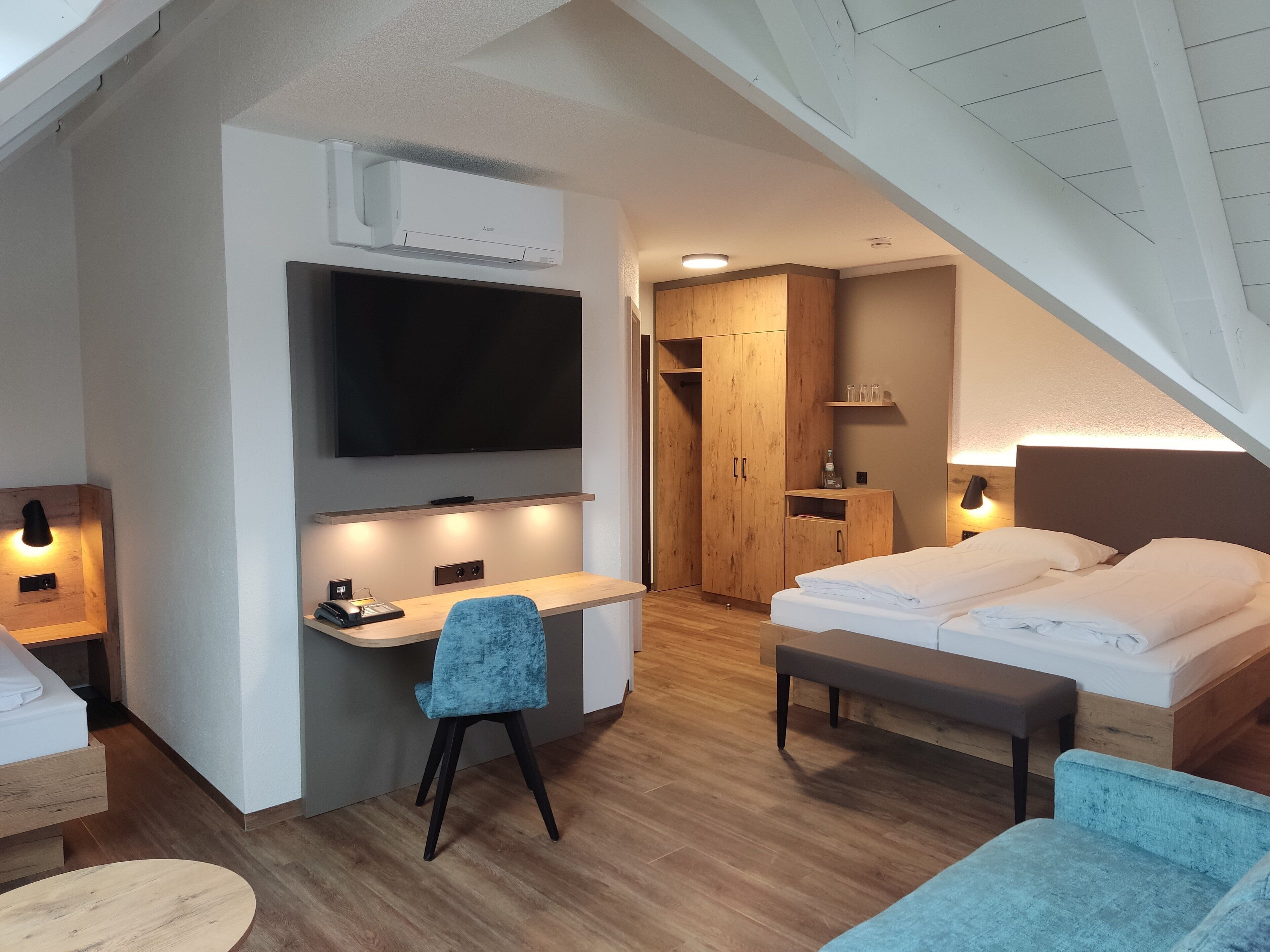 Quarto triplo clássico | Roupas de cama antialérgicas, frigobar, escrivaninha