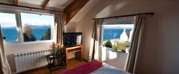 Quarto Quádruplo Premium | Minibar, cofre com capacidade para portátil, secretária