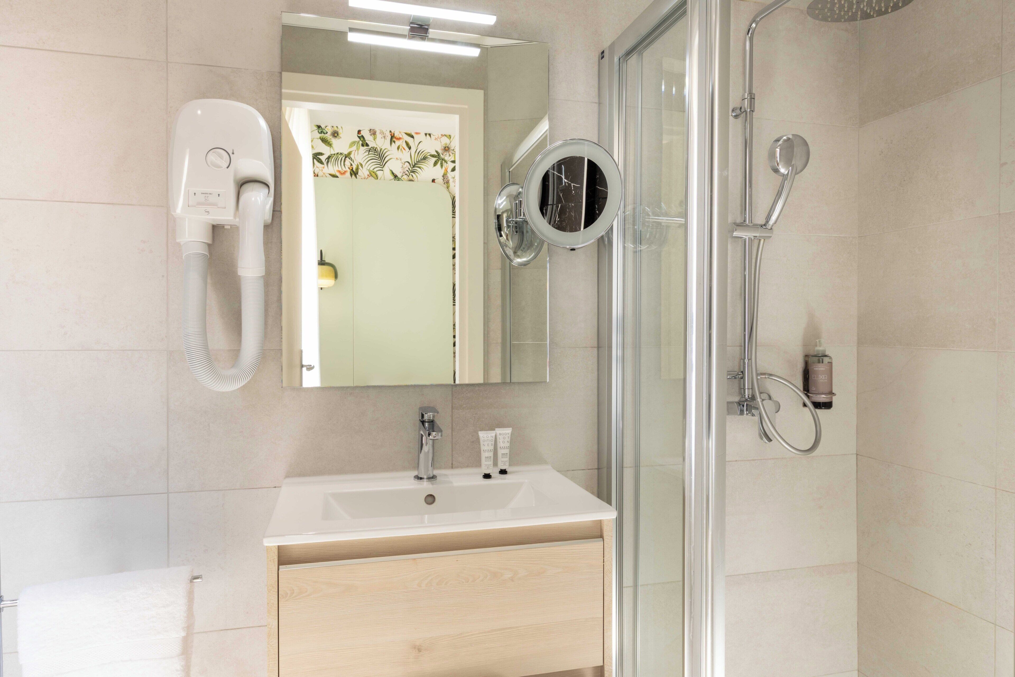 Quarto solteiro clássico | Banheiro | Secador de cabelo, toalhas de banho, sabonete, shampoo