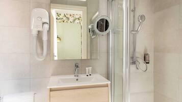 Quarto solteiro clássico | Banheiro | Secador de cabelo, toalhas de banho, sabonete, shampoo