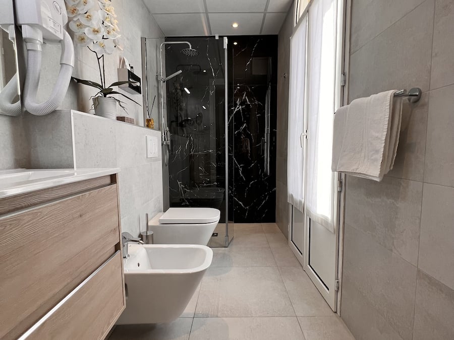 Quarto Duplo ou Twin Deluxe | Casa de banho | Um secador de cabelo, um bidé, toalhas fornecidas
