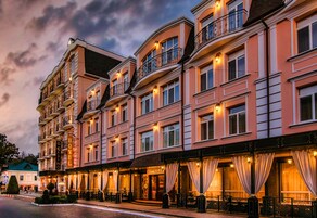 Um hotel com vários andares, varandas, um cassino e um restaurante.