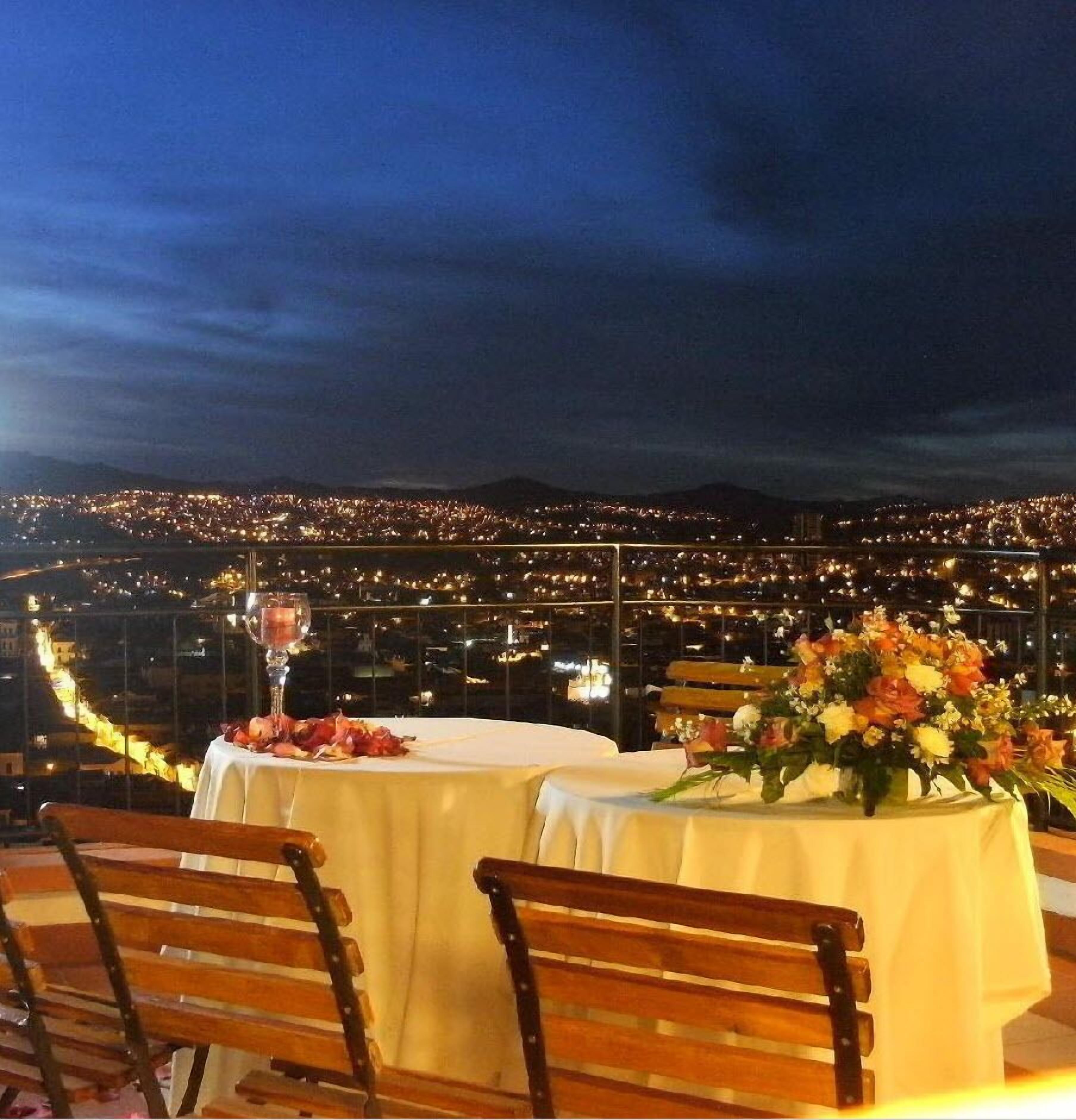 Pequenos-almoços, almoços, jantares servidos, cozinha internacional 