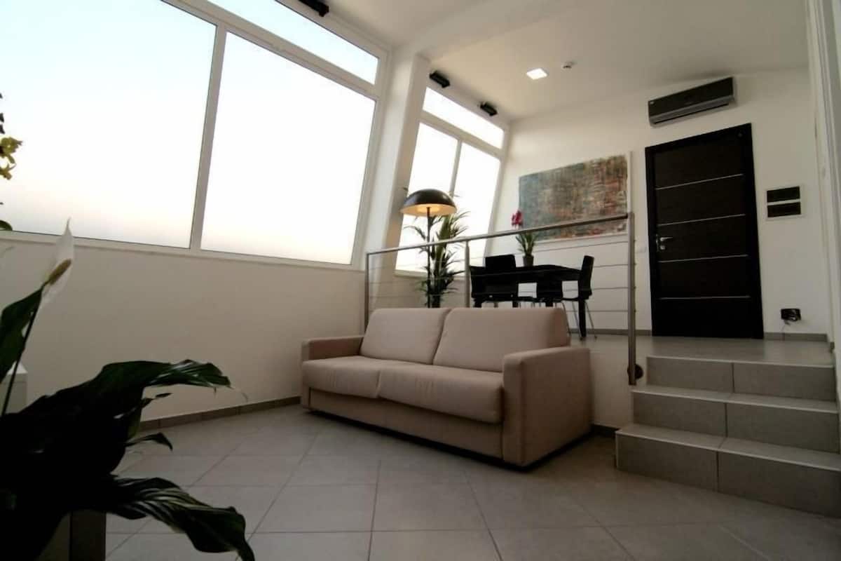 Loft, cozinha americana | Área de estar | TV 32 polegadas com canais digitais