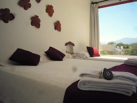 Roupas de cama premium, frigobar, cofres nos quartos, escrivaninha