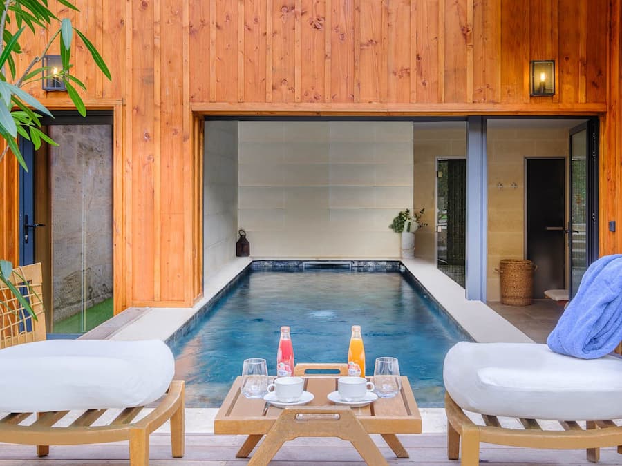 Piscina externa, espreguiçadeiras
