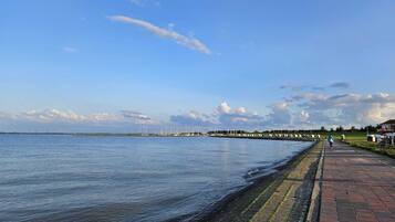 Na praia, praia de areia branca